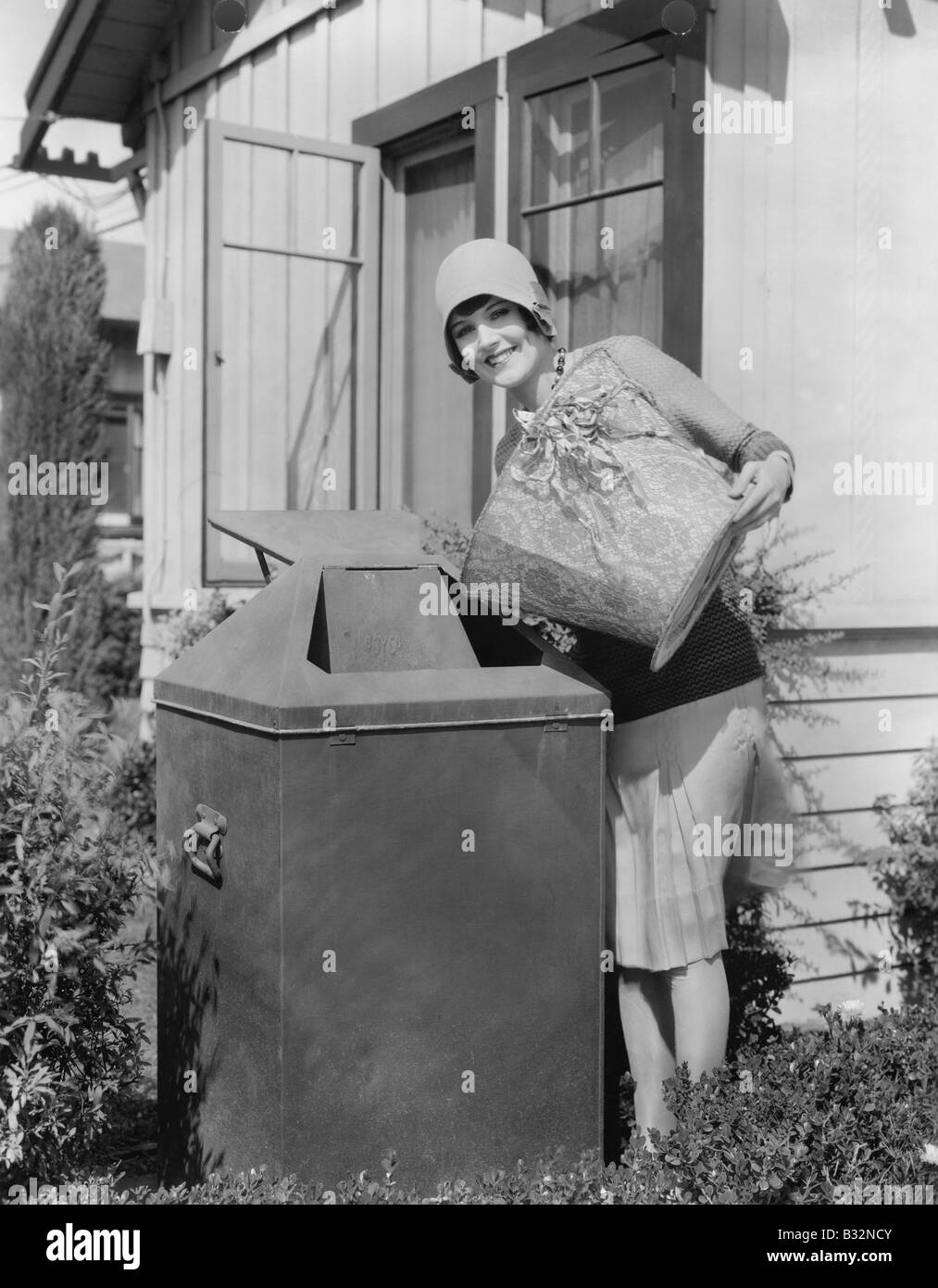 Retro woman garbage can hi-res stock photography and images - Alamy