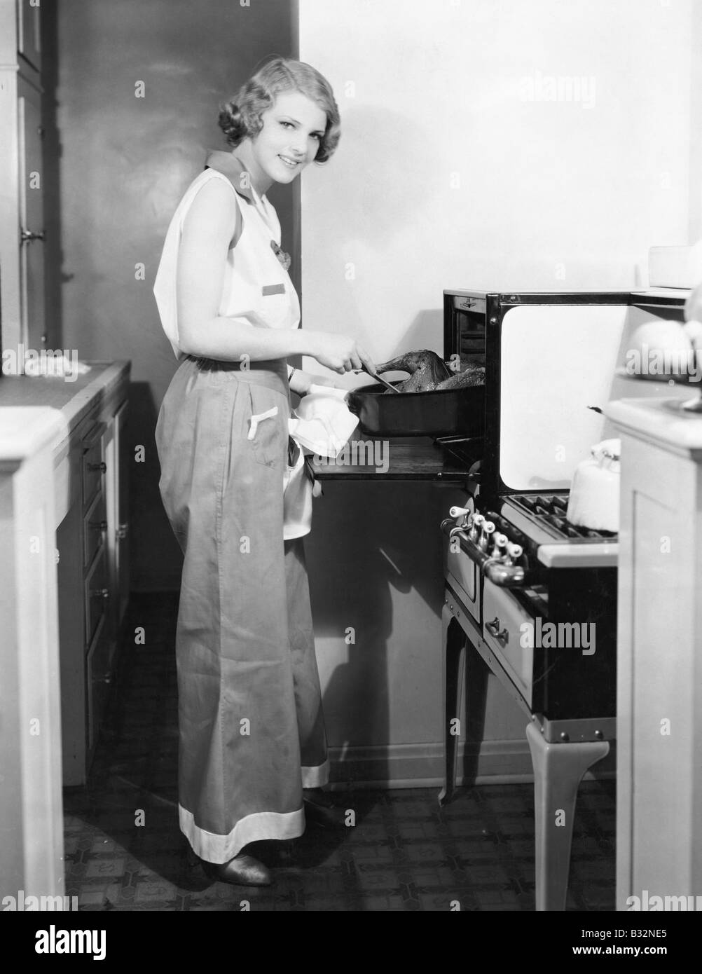 People cooking dinner home Black and White Stock Photos & Images - Alamy