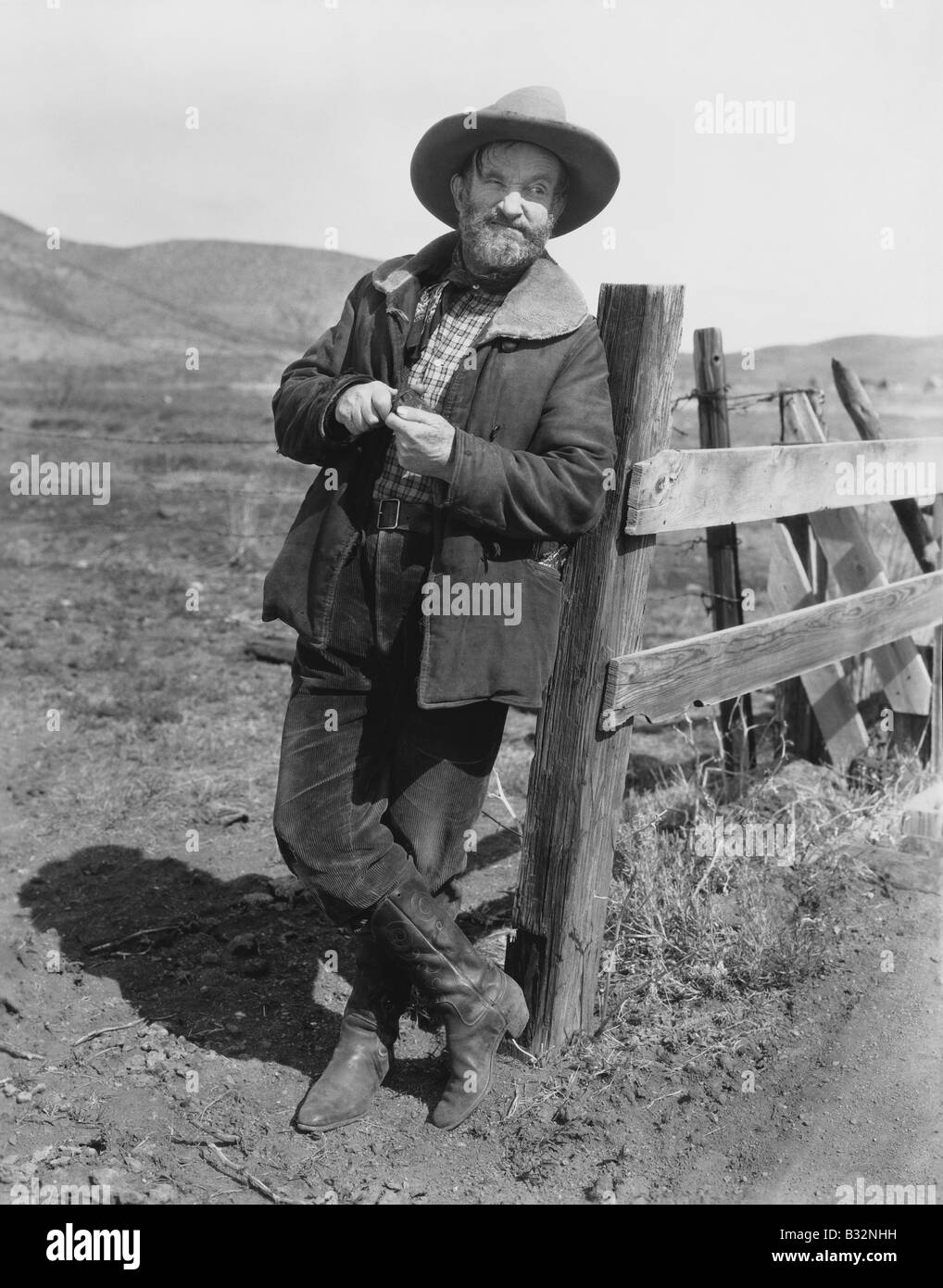 Man leaning against wooden fence hi-res stock photography and images ...