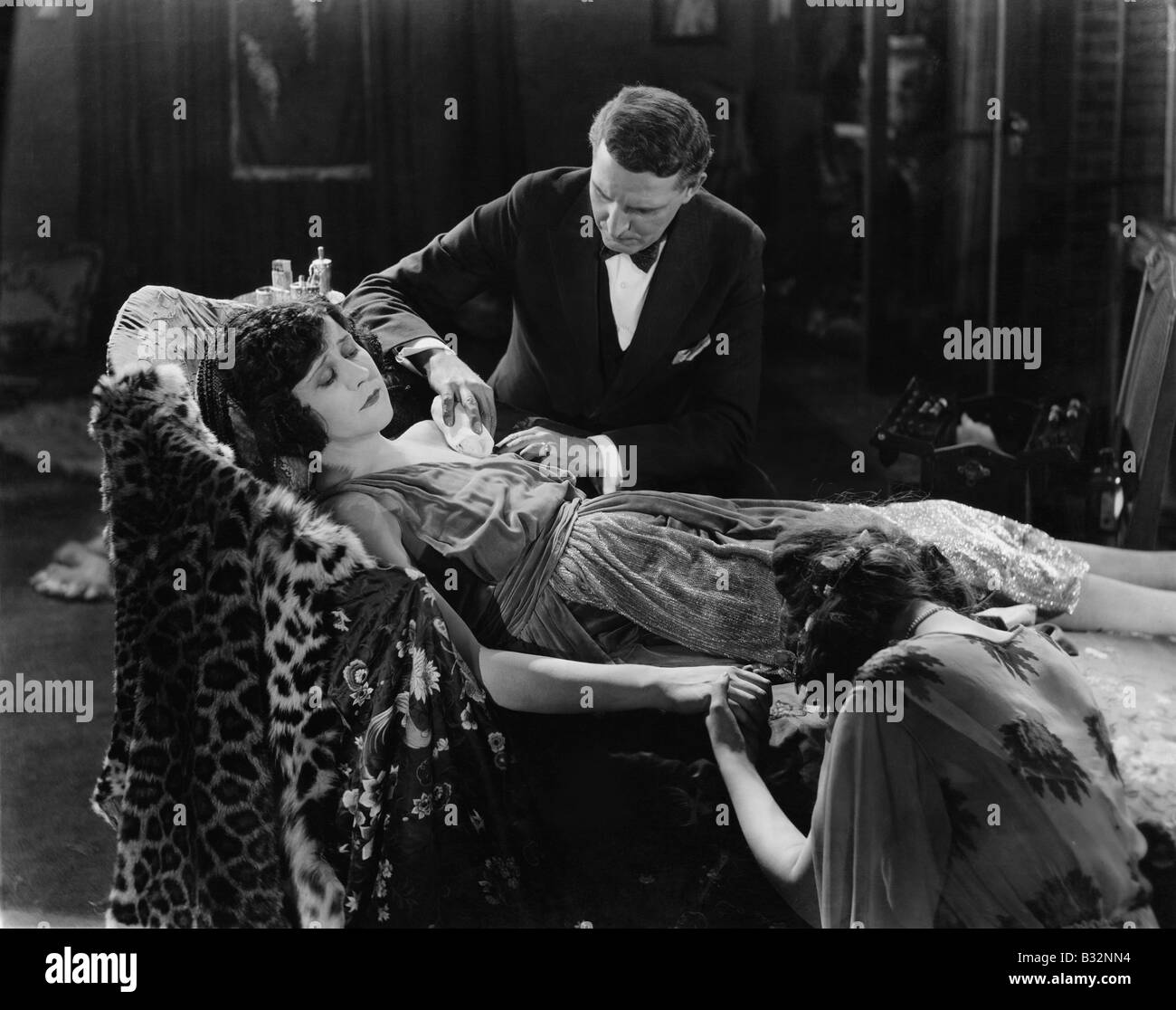 Tending to wound hi-res stock photography and images - Alamy