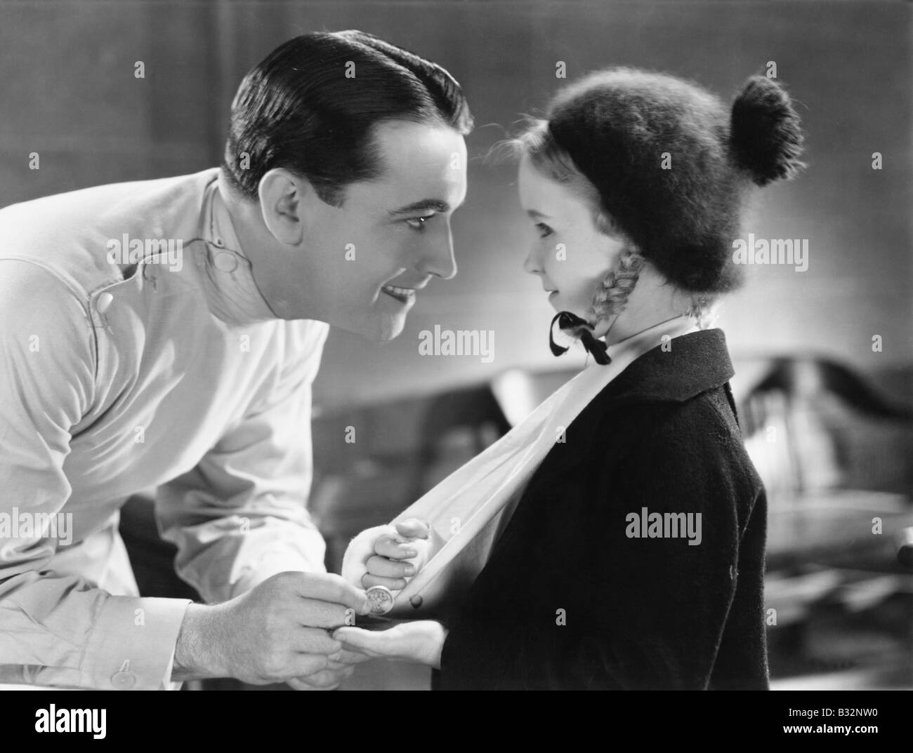 Doctor and little girl with arm in sling Stock Photo - Alamy