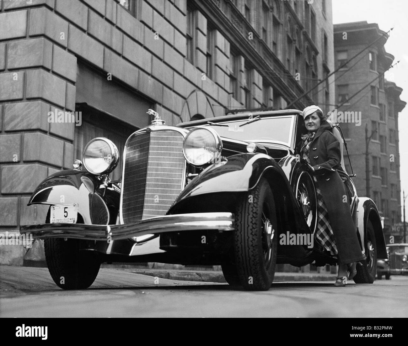 City buildings car on road Black and White Stock Photos & Images - Alamy