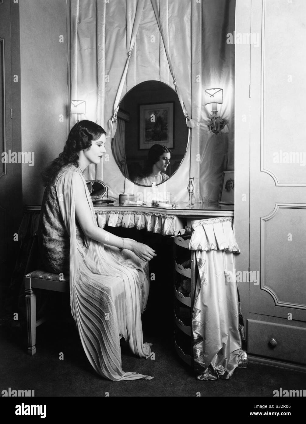 People sitting table tables Black and White Stock Photos & Images - Alamy