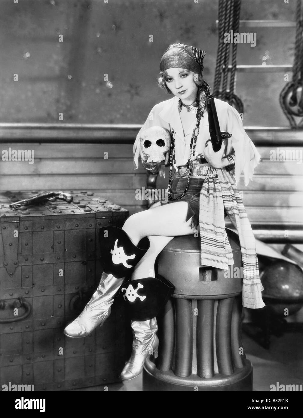 Woman legs crossed Black and White Stock Photos & Images - Alamy