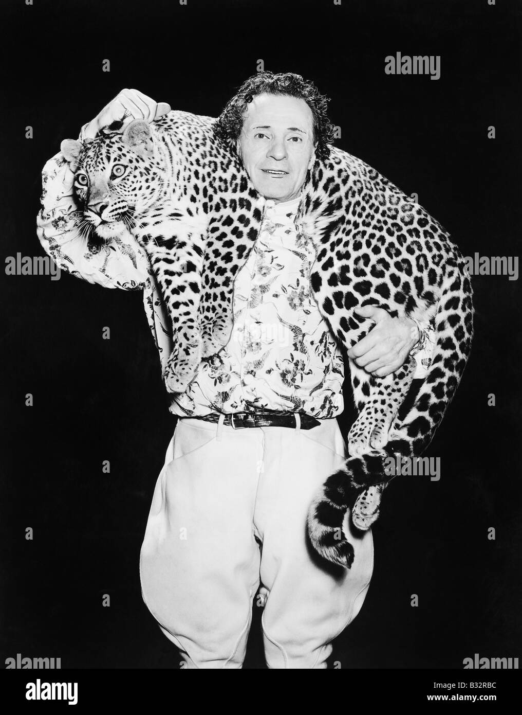 Man posing with a leopard around his neck Stock Photo - Alamy