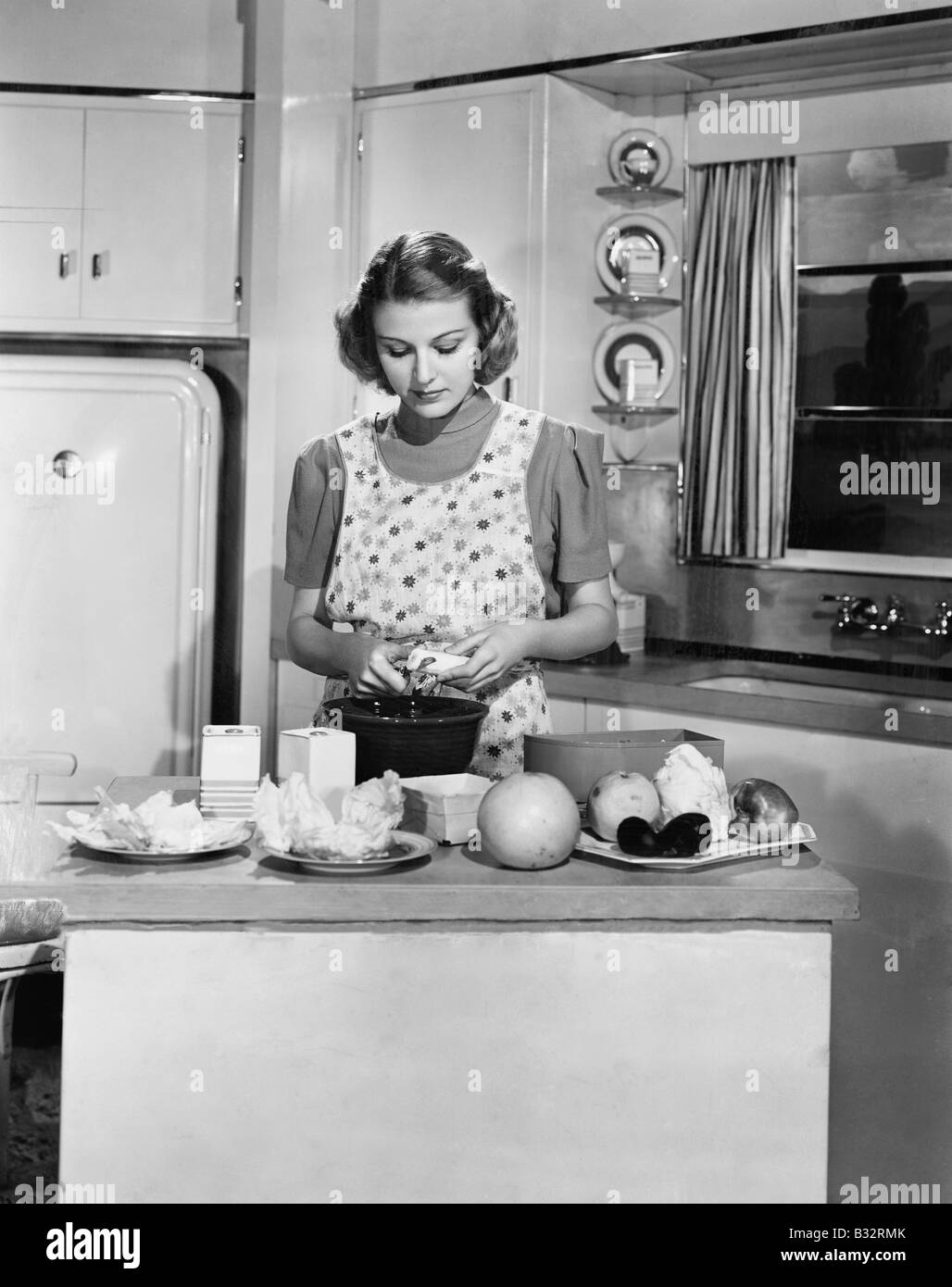 Retro woman kitchen sink hi-res stock photography and images - Alamy