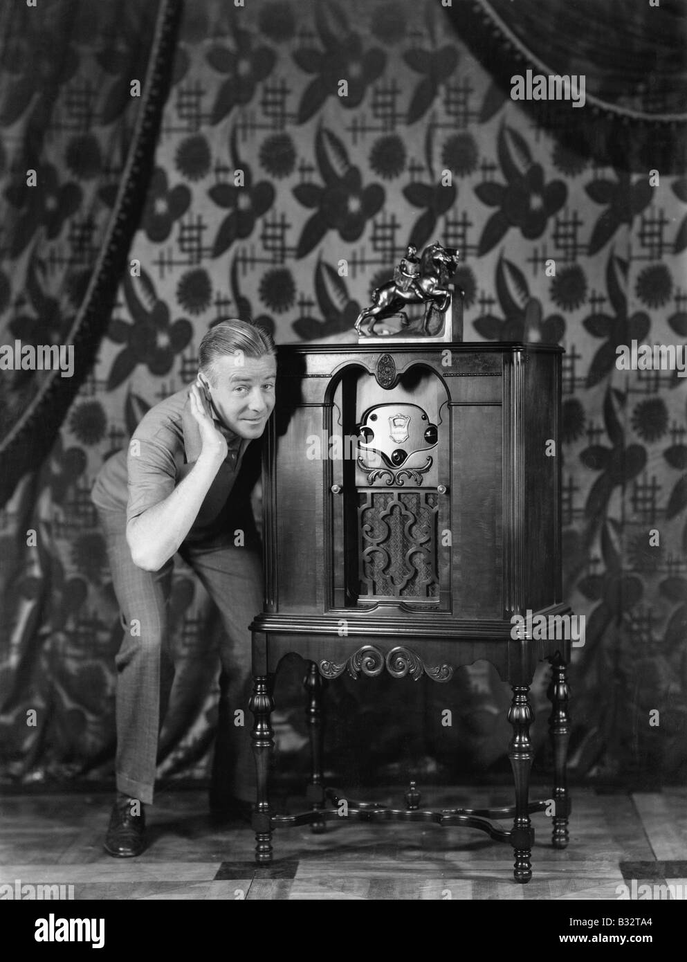 Portrait portraits radio retro hi-res stock photography and images - Alamy