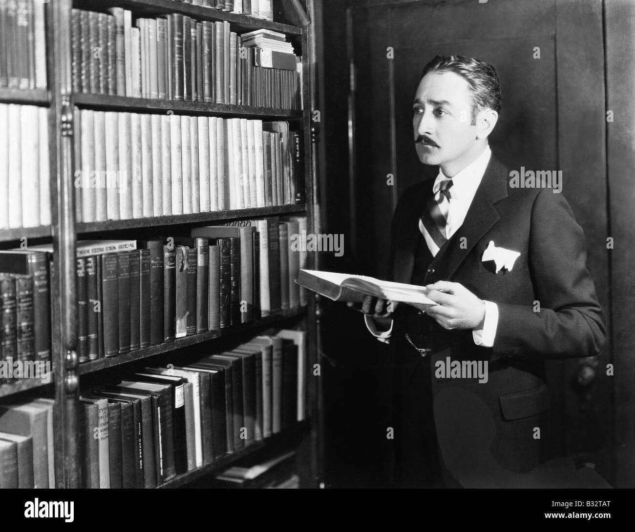 Row of books in a bookshelf Black and White Stock Photos & Images - Alamy