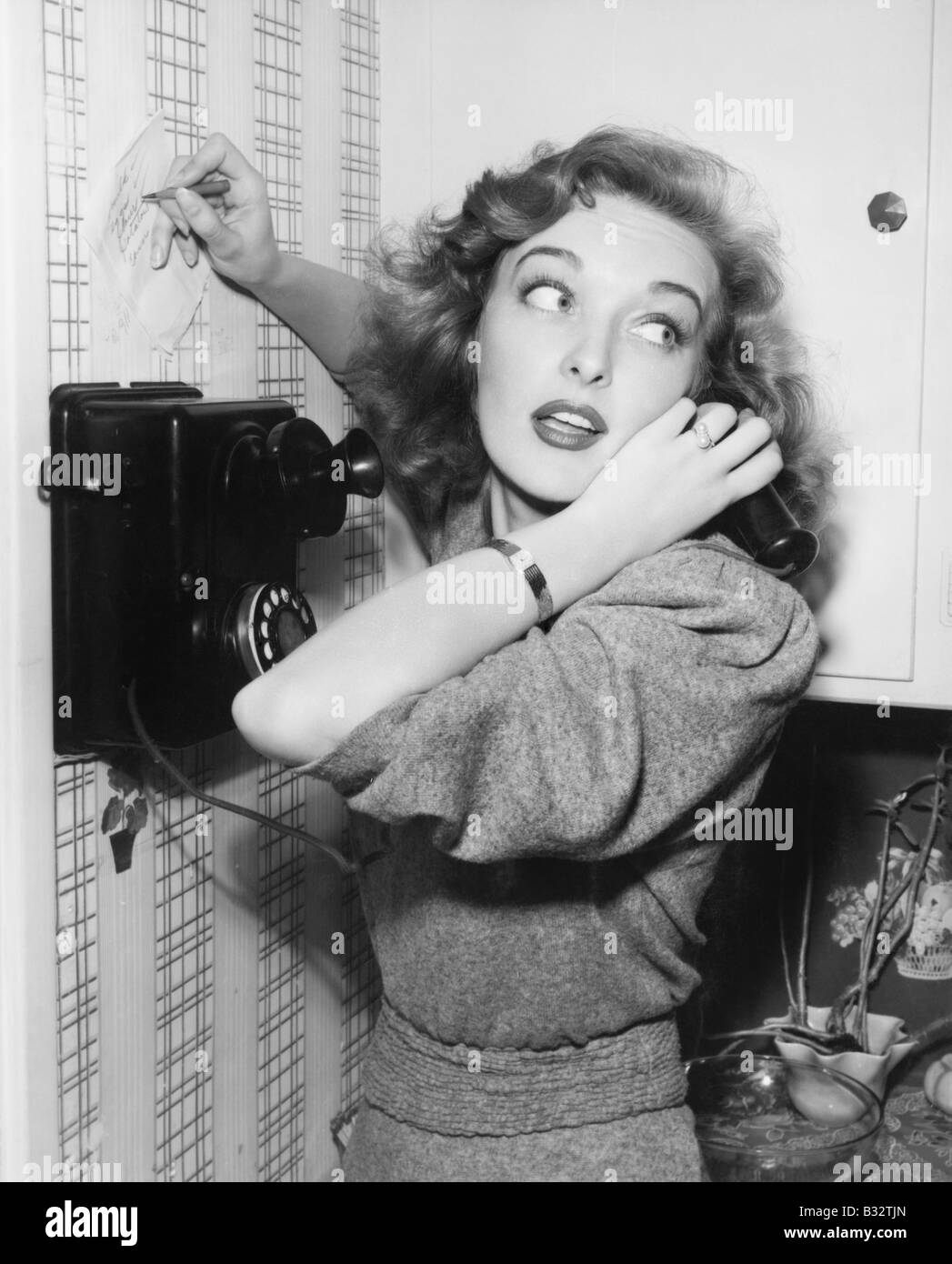 Portrait of a woman talking on the telephone Stock Photo - Alamy