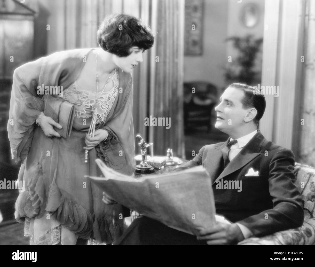 Woman newspaper retro hi-res stock photography and images - Alamy
