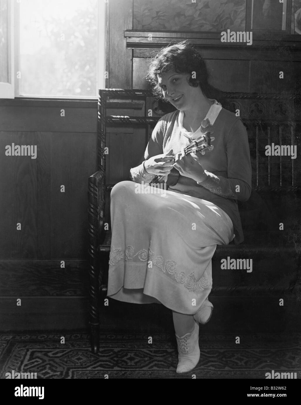 Woman playing mandolin hi-res stock photography and images - Alamy