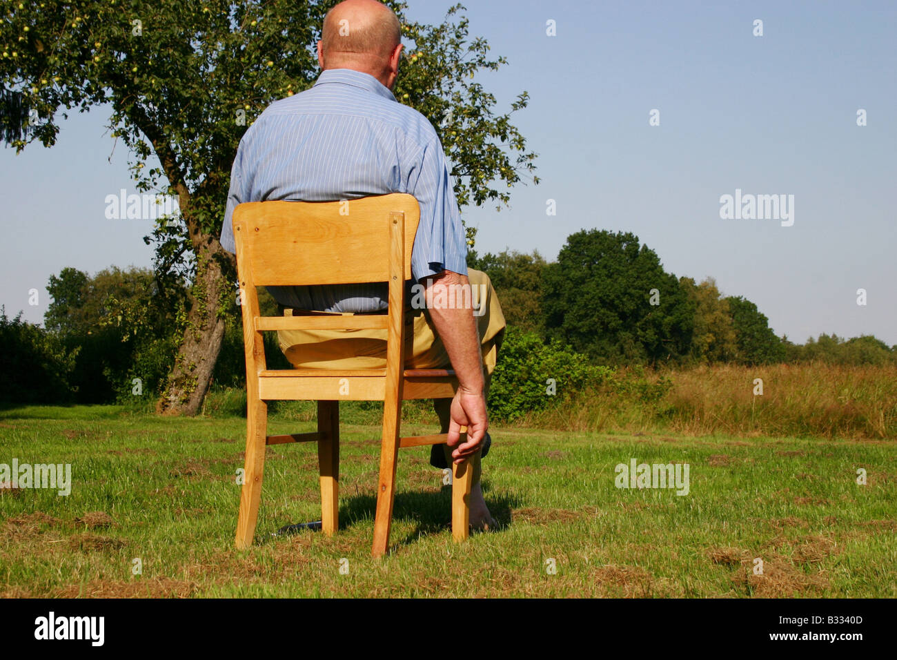 an elderly man in the countryside Stock Photo - Alamy