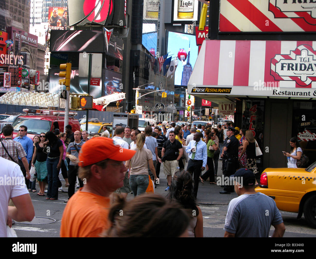 Times square ny people hi-res stock photography and images - Alamy