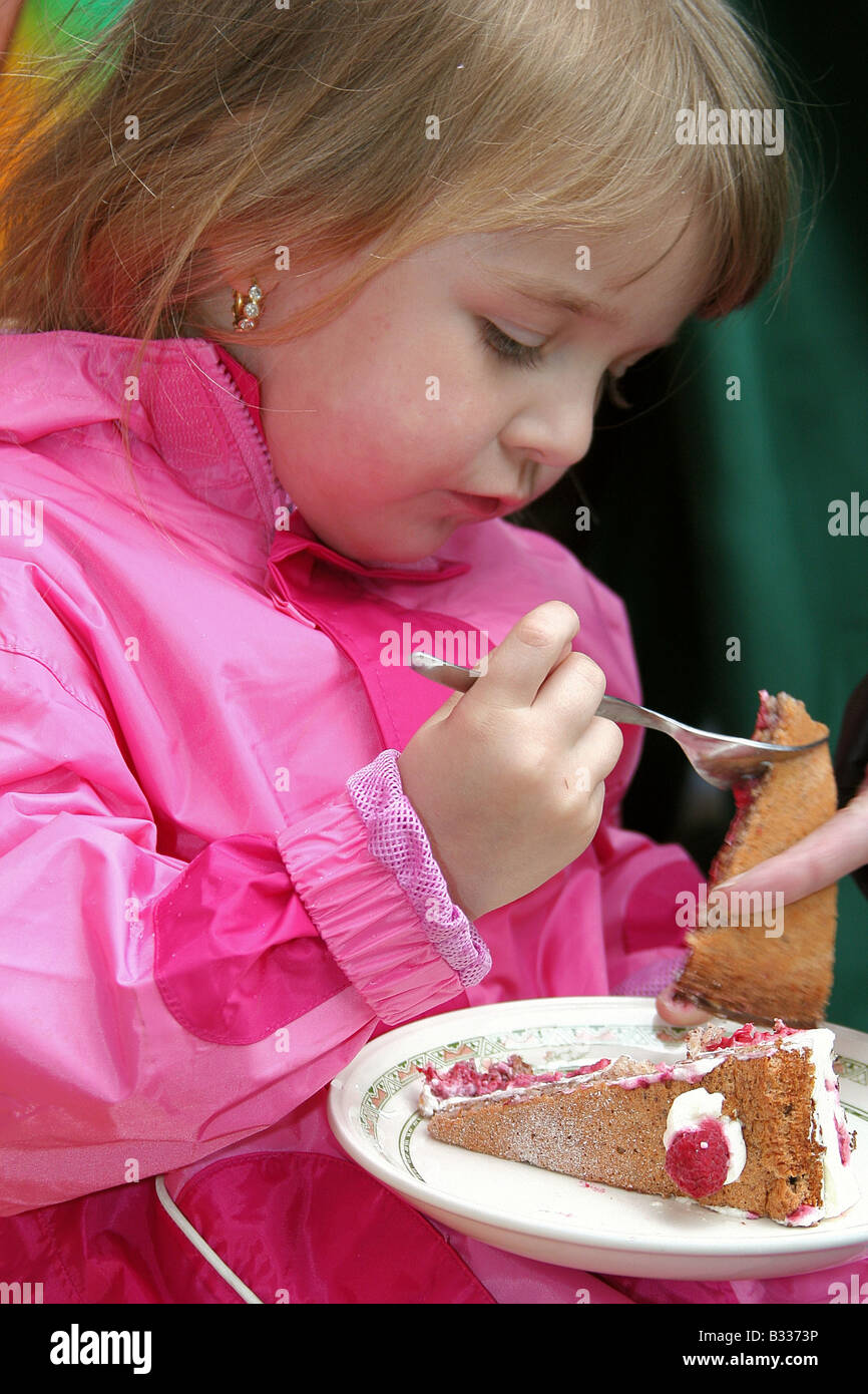 Child eats a cake Stock Photo - Alamy
