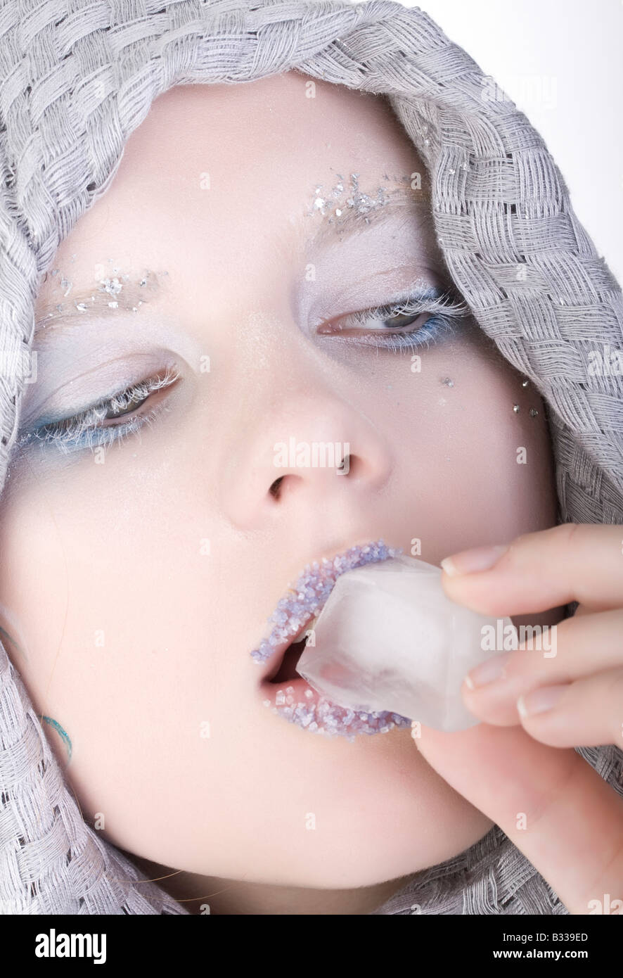 Teen ice cubes hi-res stock photography and images - Alamy