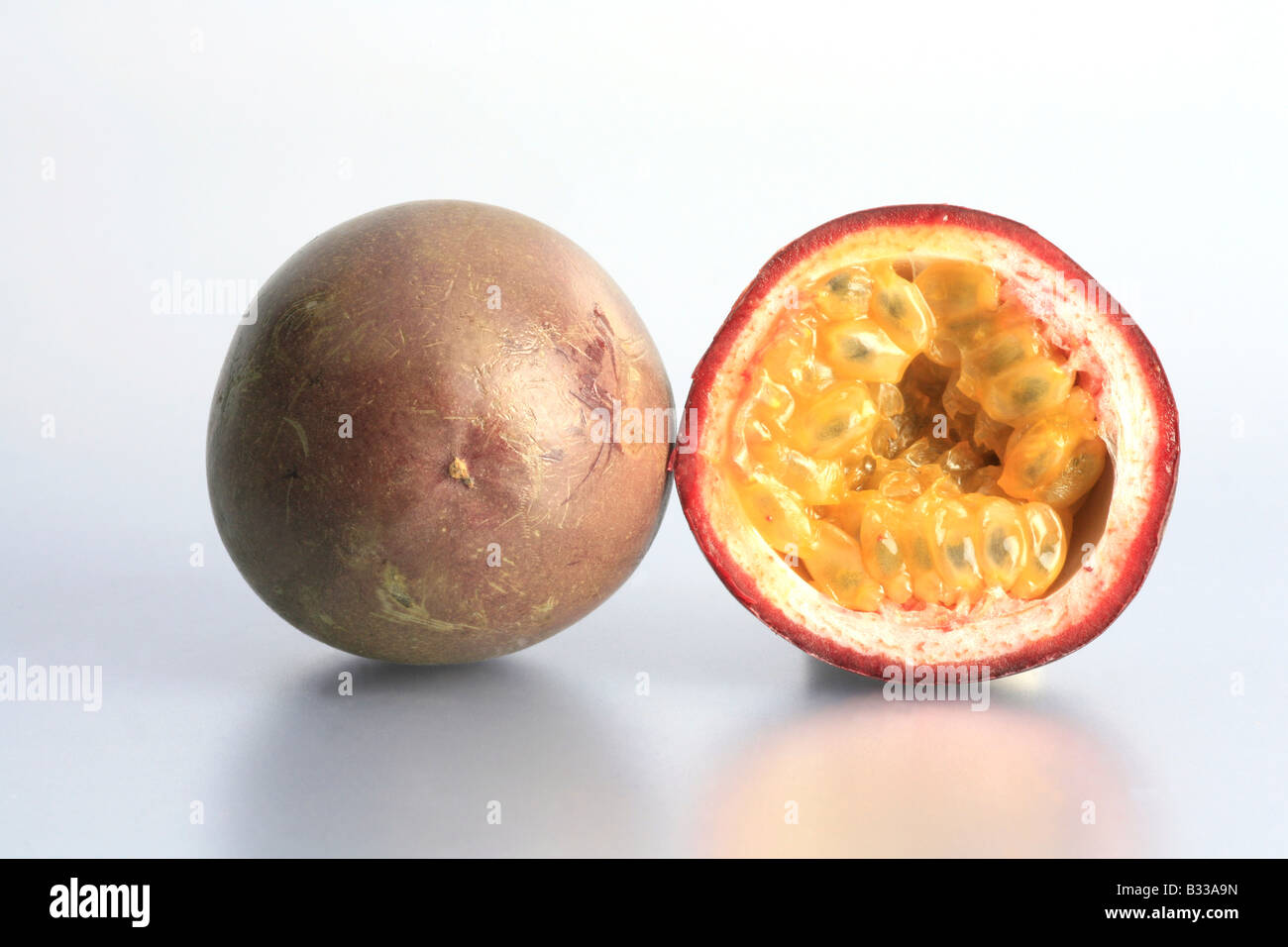 Passiflora edulis, passion fruit, granadilla Stock Photo - Alamy