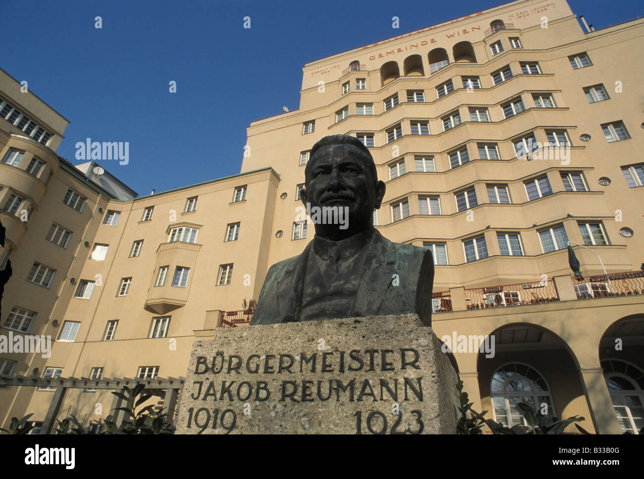 community-subsidized tenement buildings Reumannhof Stock Photo - Alamy