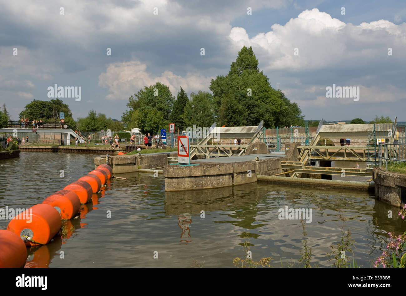 The sluice weir on the River Medway at Yalding near Maidstone in Kent ...