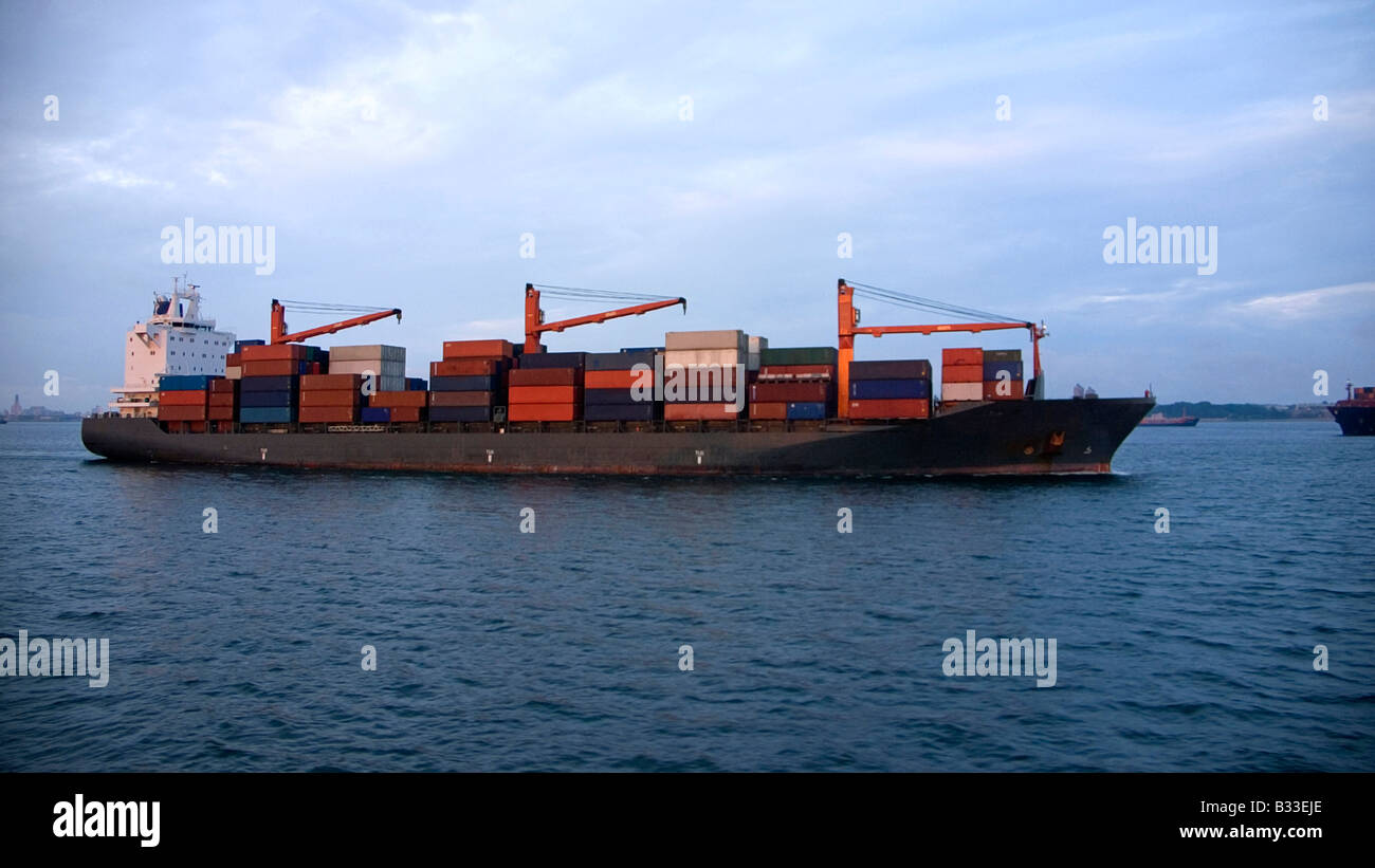 Ship in new york hi-res stock photography and images - Alamy