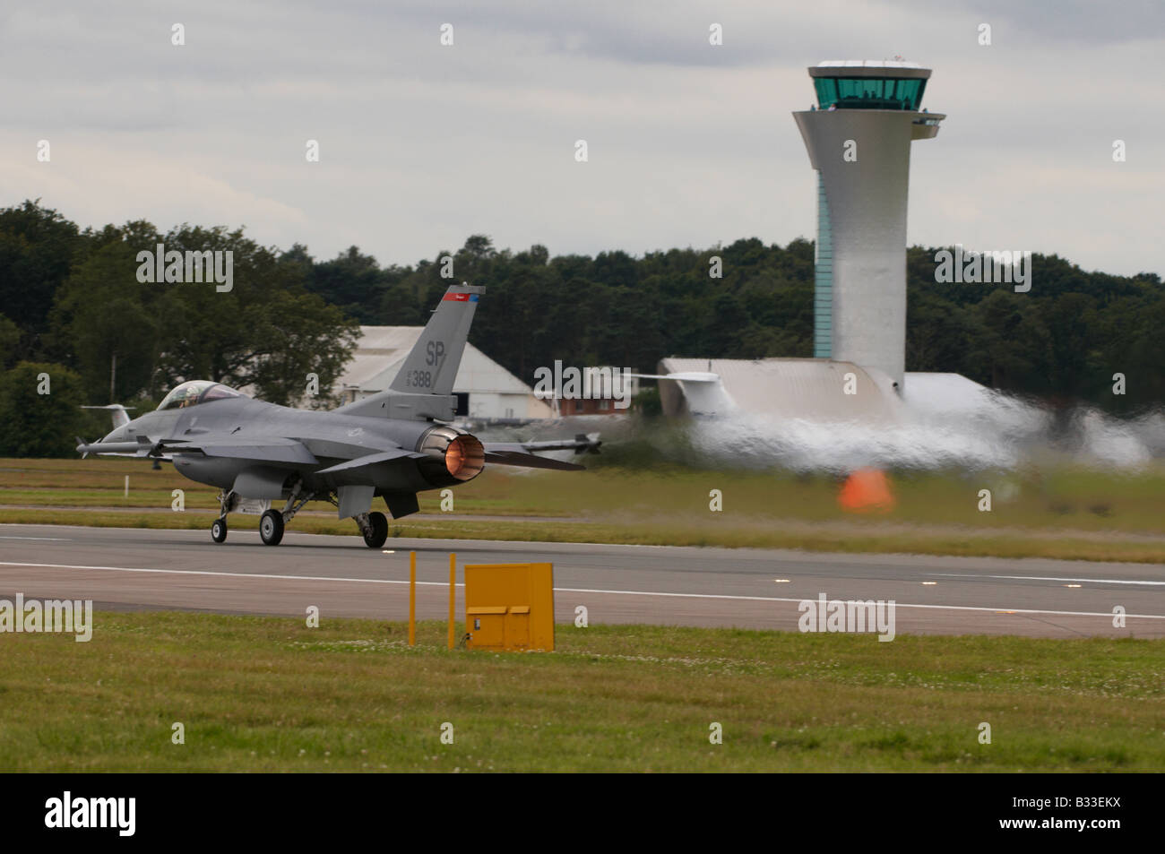 Lockheed Martin F-16 Fighting Falcon Farnborough Air Show 2008 with ATC ...