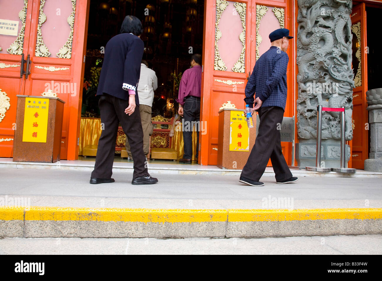 Chinese walk past china hi-res stock photography and images - Alamy