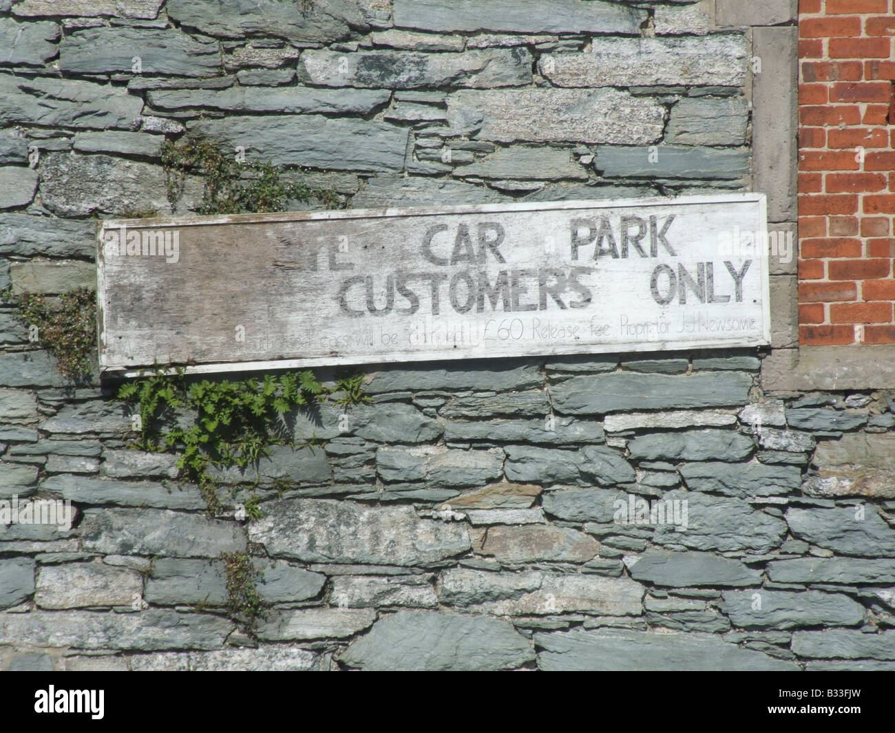 old customers car park only sign on wall Stock Photo - Alamy