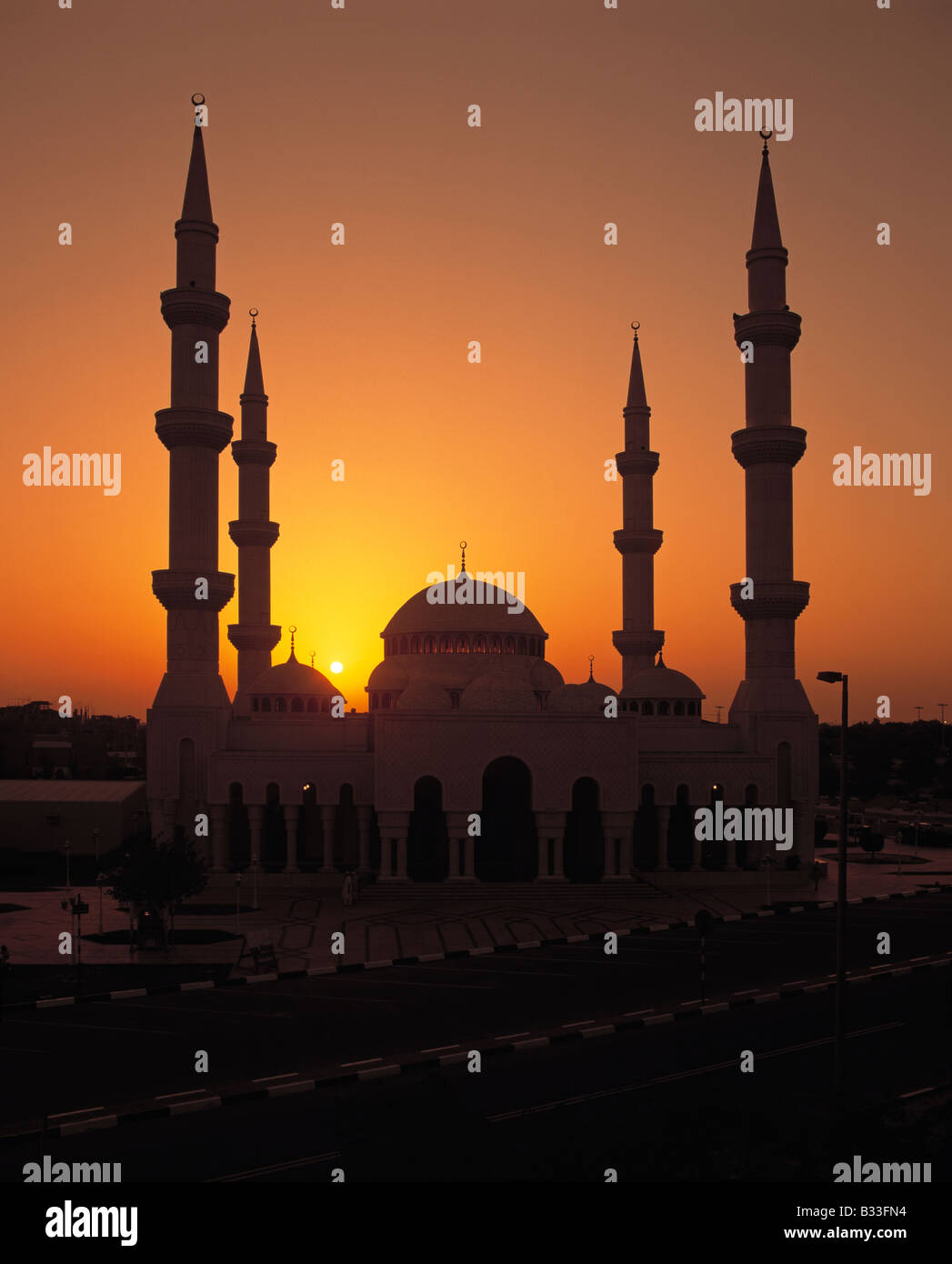 Mosque at Sunset, Abu Dhabi, United Arab Emirates Stock Photo - Alamy