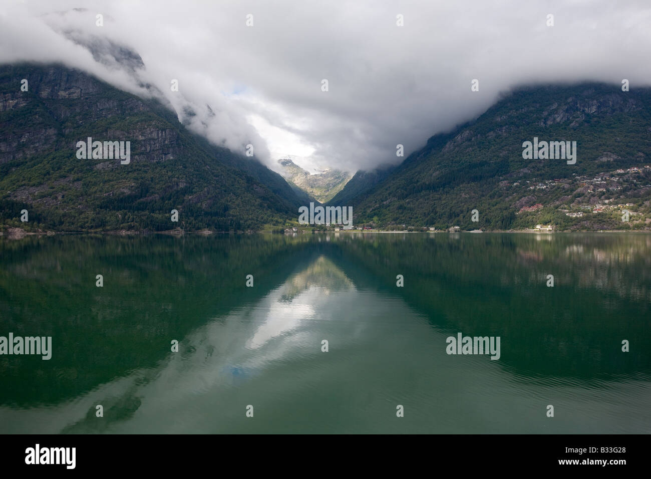 V shaped valley norway hi-res stock photography and images - Alamy