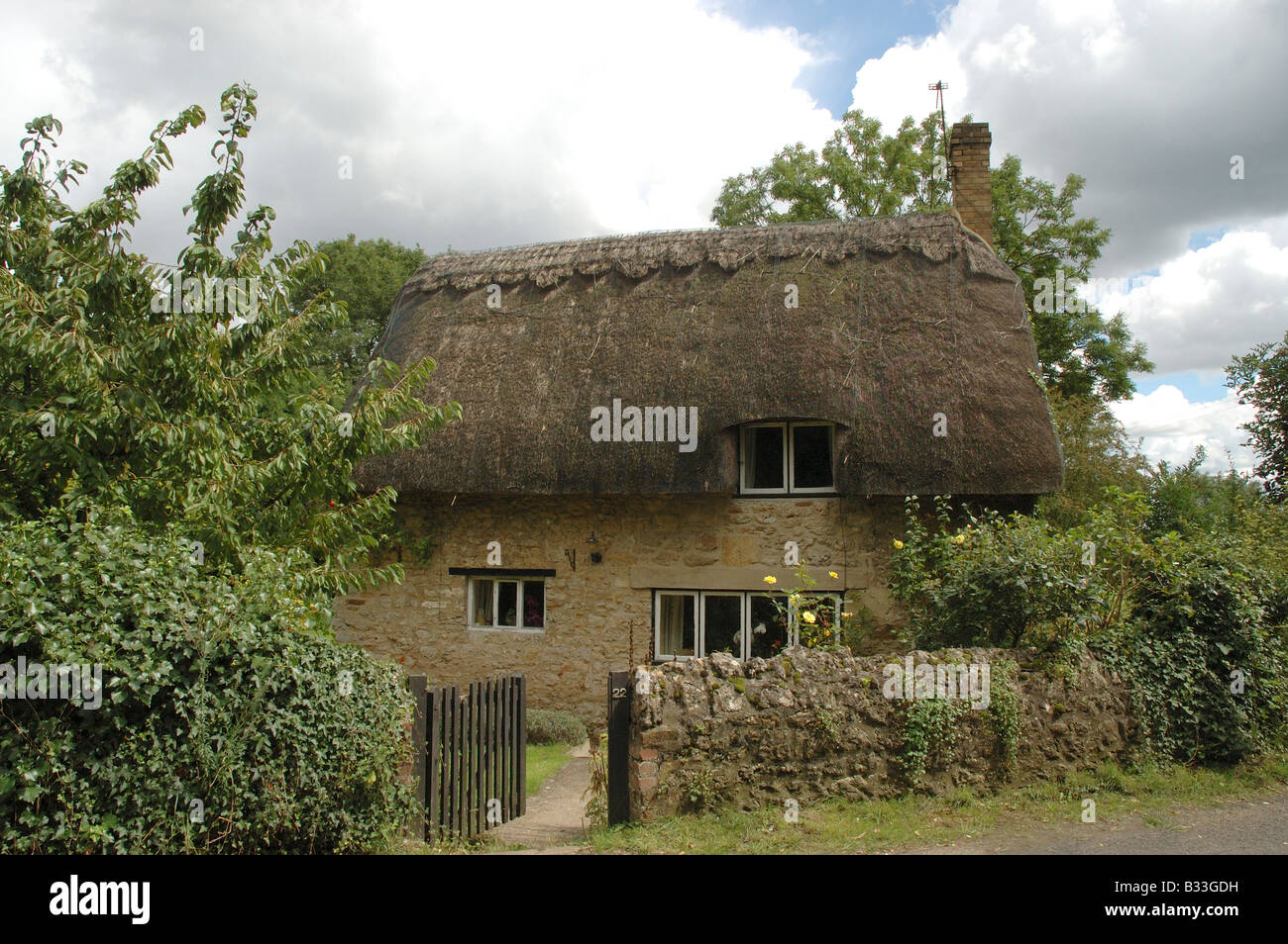 Typical country thatched cottage hi-res stock photography and images ...