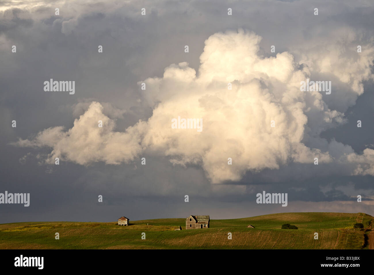 Rain storm over farm house hi-res stock photography and images - Alamy