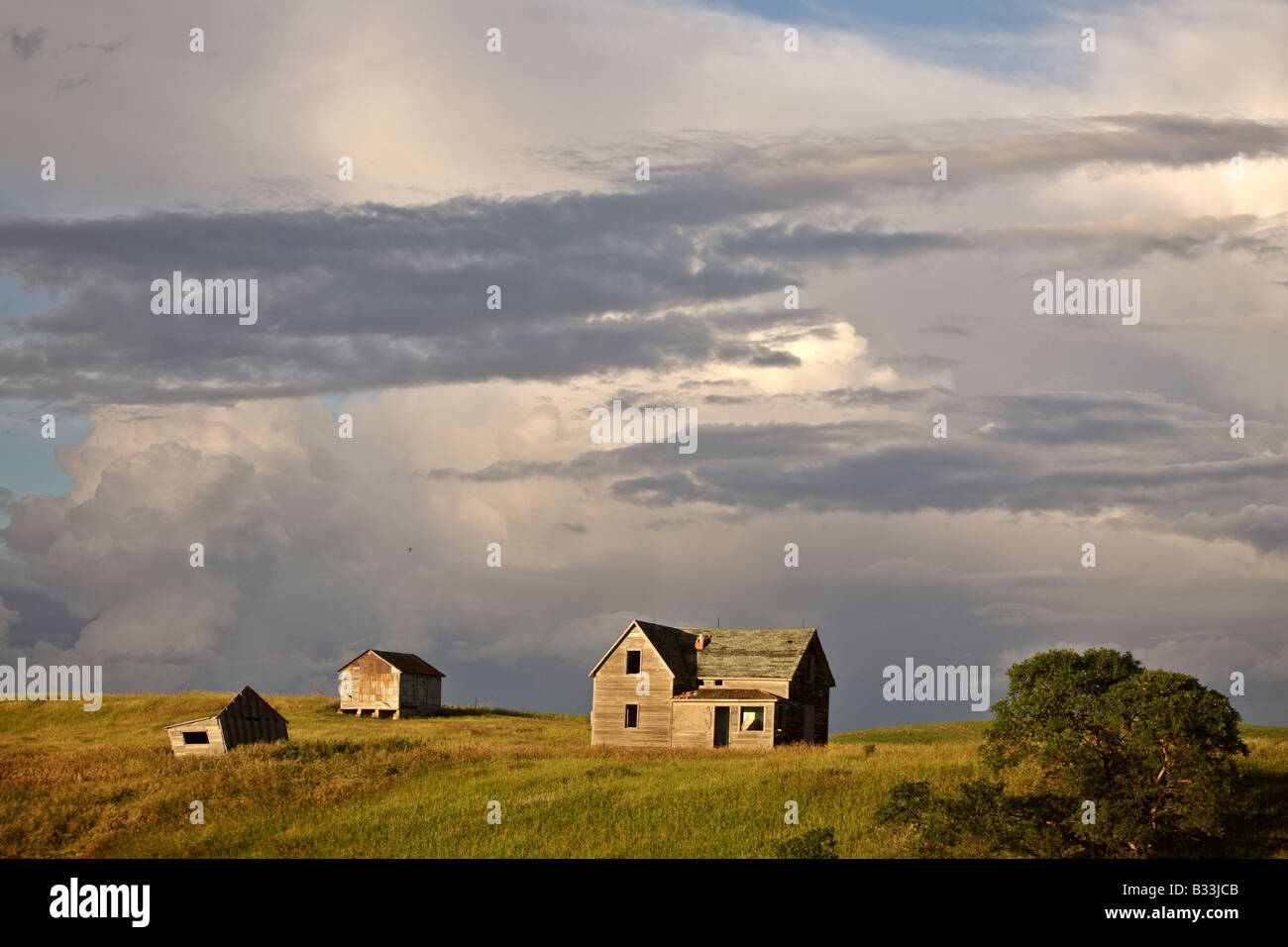 Rain storm over farm house hi-res stock photography and images - Alamy