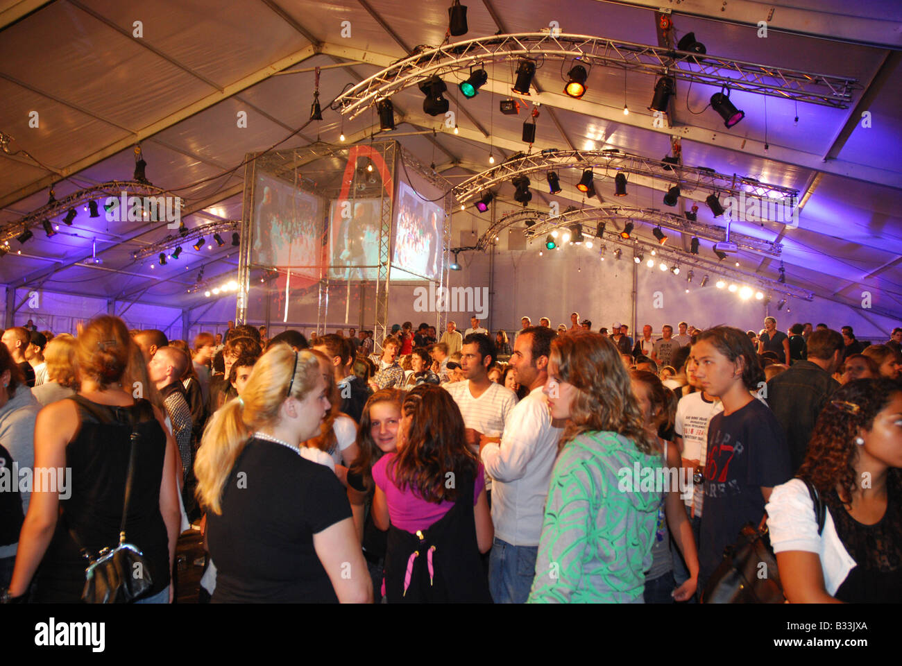 Crowd fans spectators celebrate celebration hi-res stock photography ...