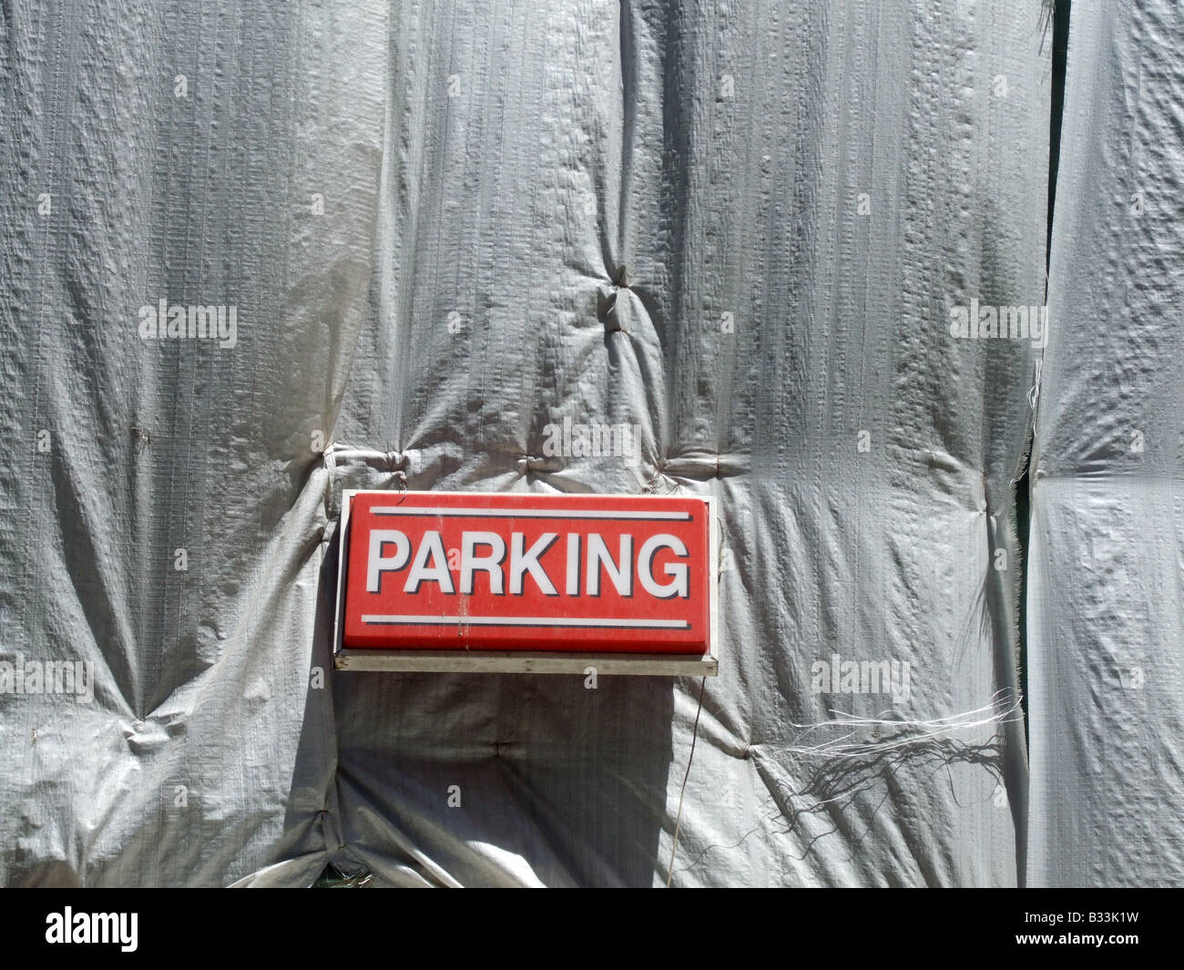 Scaffolding and mesh hi-res stock photography and images - Alamy