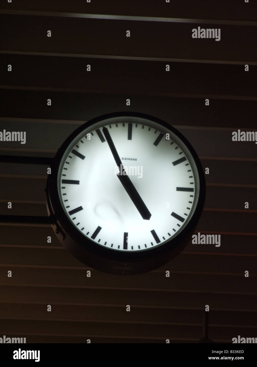 Five pm on clock hi-res stock photography and images - Alamy