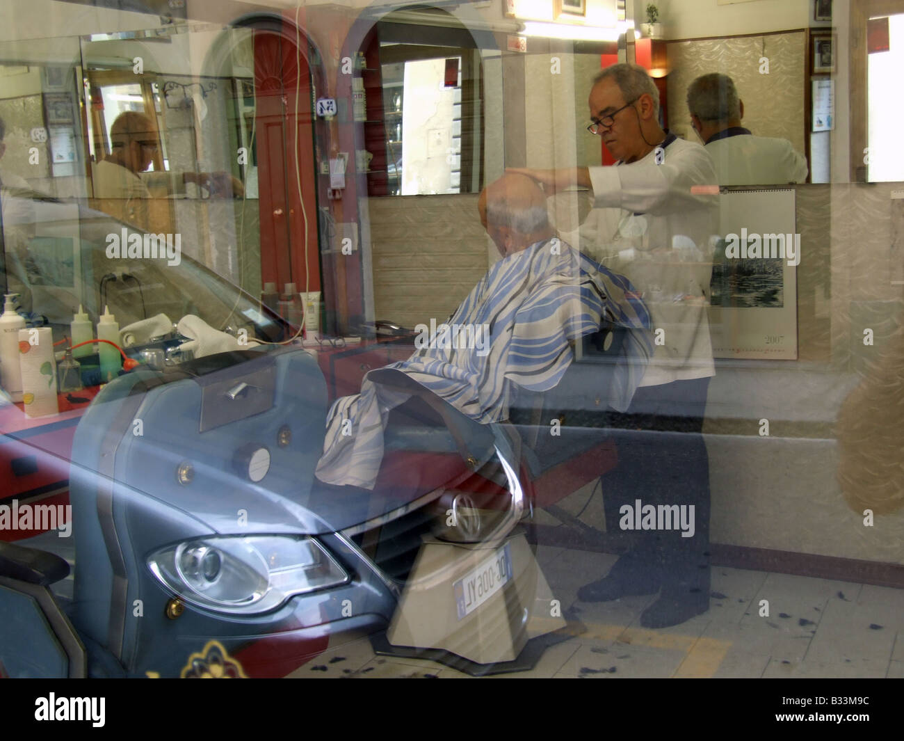 view inside barber shop in florence italy Stock Photo - Alamy