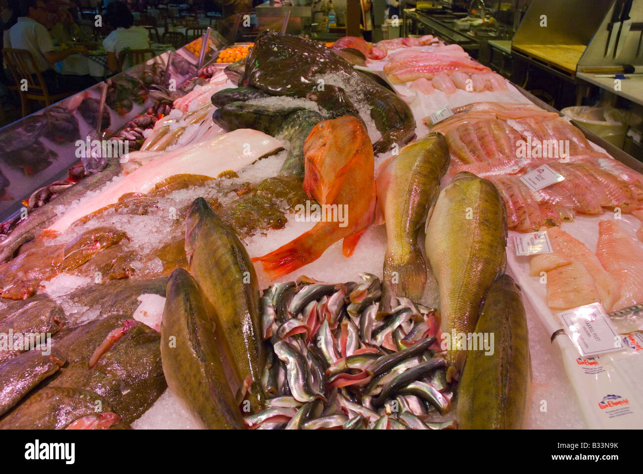 Fish shop stall store market hi-res stock photography and images - Alamy