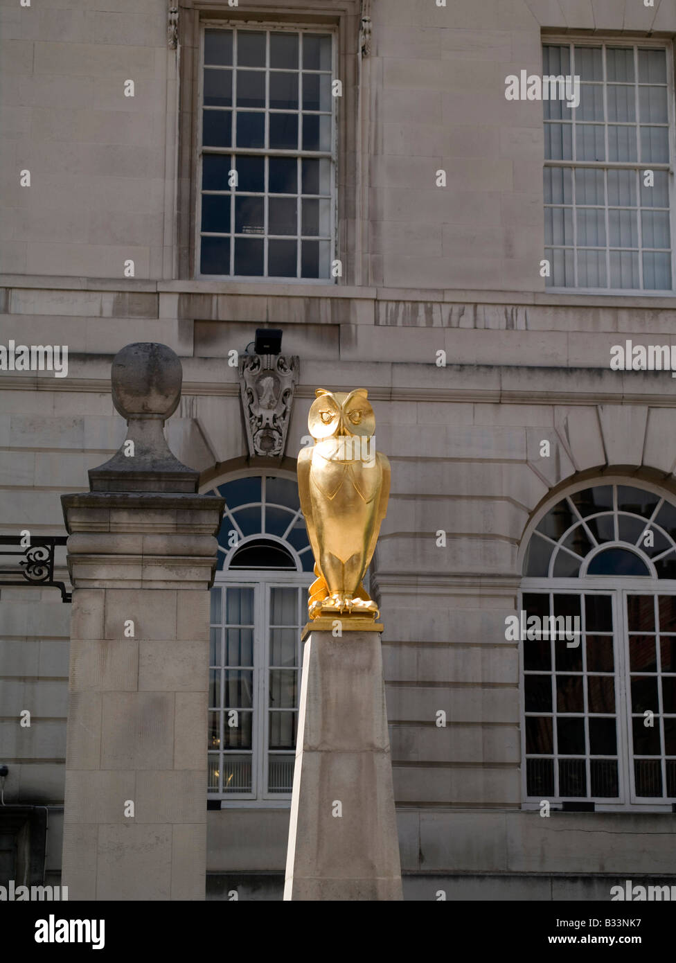 Gilded Owl, Leeds symbol, outside Leeds Civic Hall, Millenium Square ...