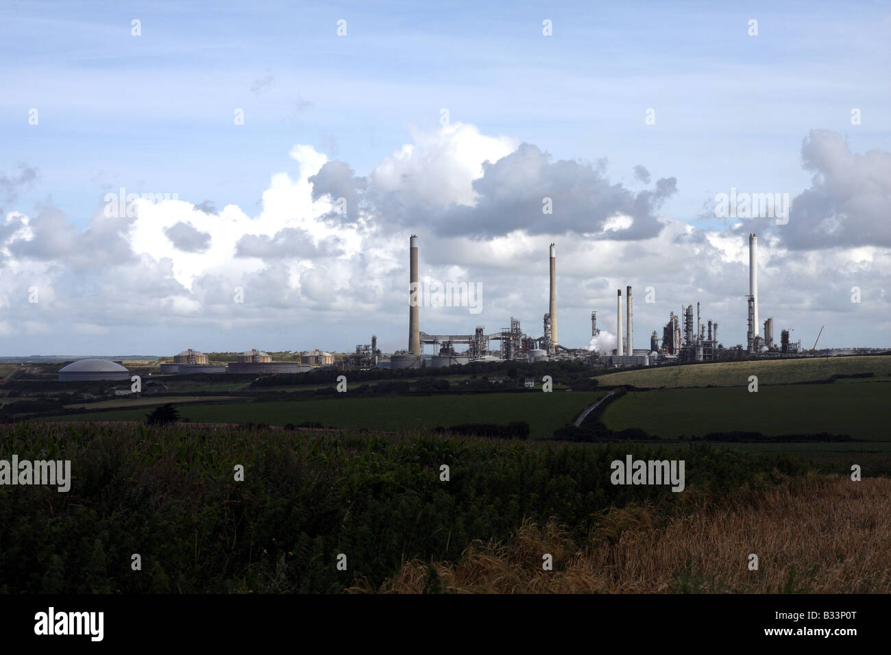 Welsh oil refinery hi-res stock photography and images - Alamy