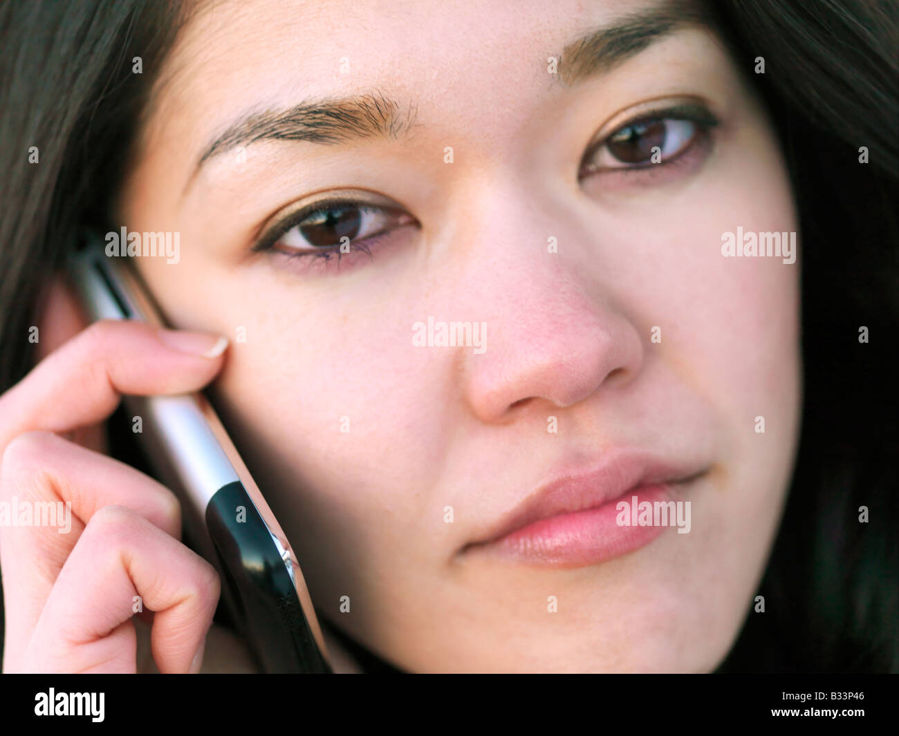A young Chinese woman using her mobile phone Stock Photo - Alamy