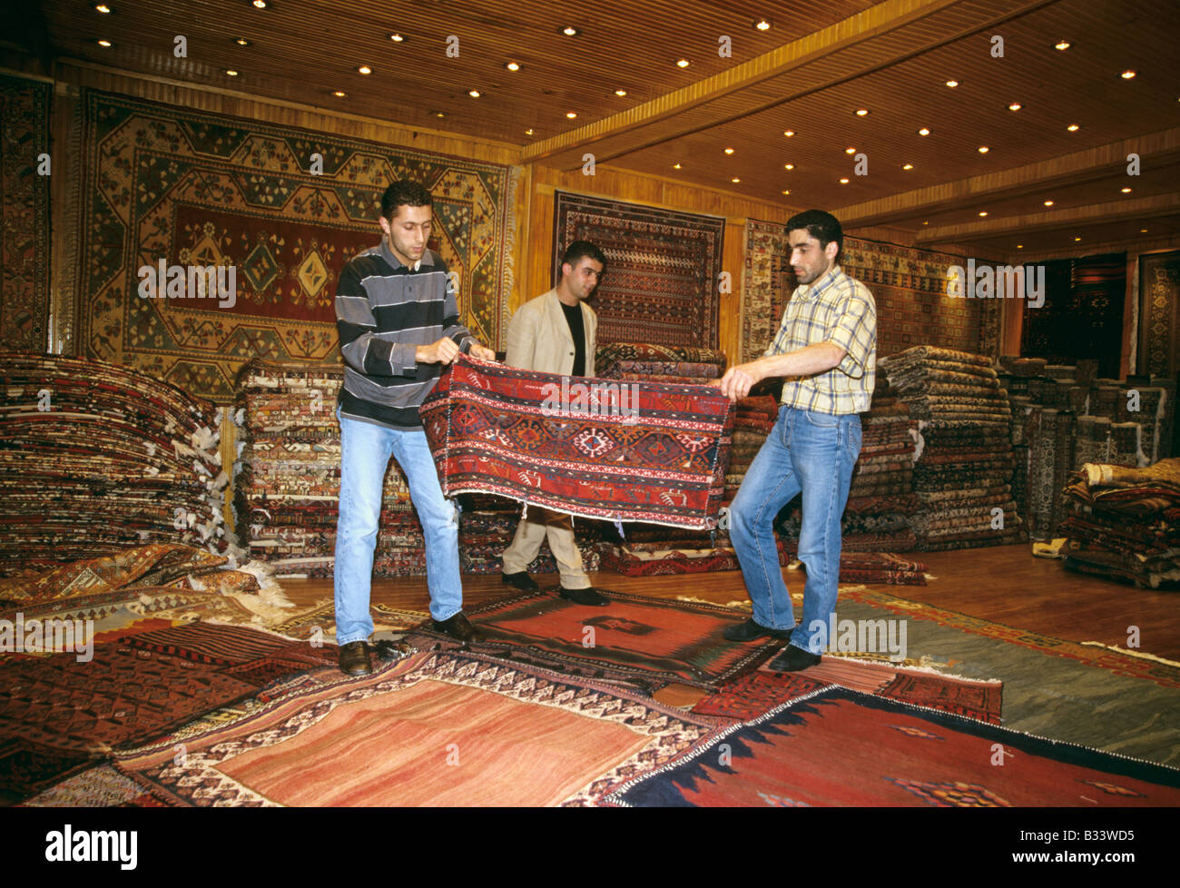Rug salesmen showing rugs, Istanbul Turkey 000602 2809 Stock Photo - Alamy