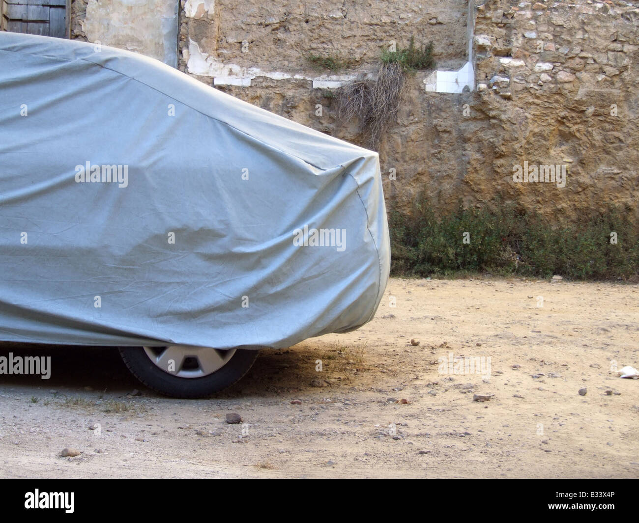 car covered with grey tarpaulin sheet in car park Stock Photo - Alamy