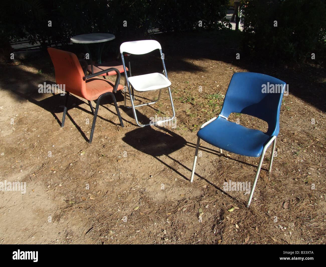 empty chairs in park Stock Photo - Alamy
