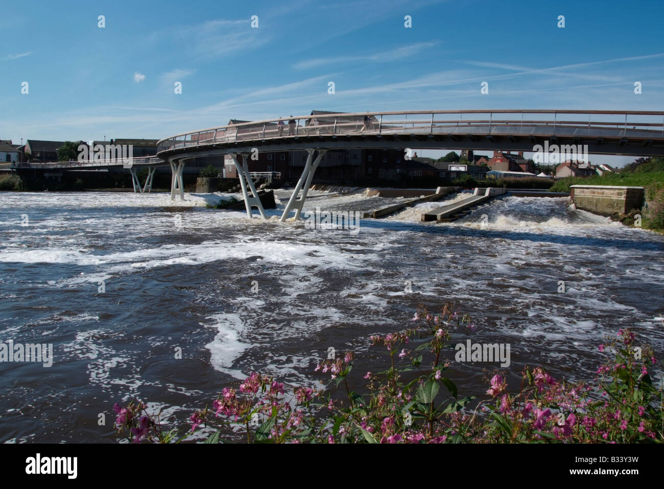 Curved weir hi-res stock photography and images - Alamy