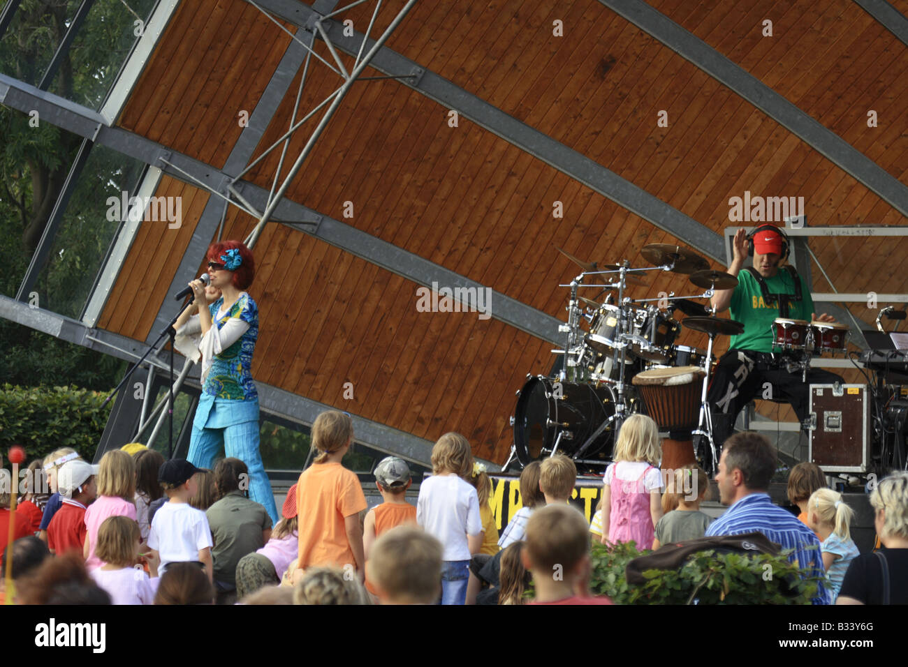 Children perform stage hi-res stock photography and images - Alamy