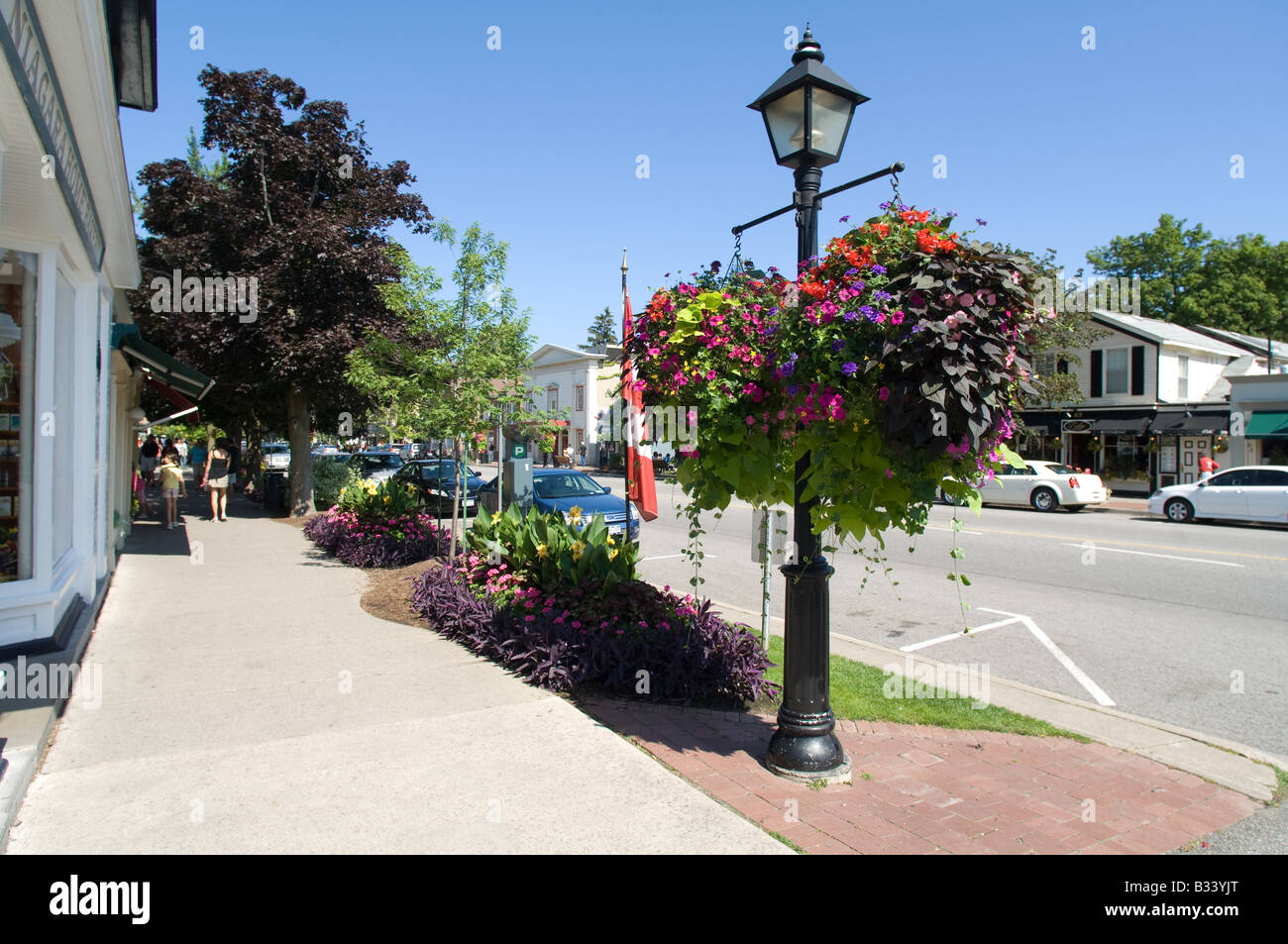 Lamp post hanging flower basket hi-res stock photography and images - Alamy