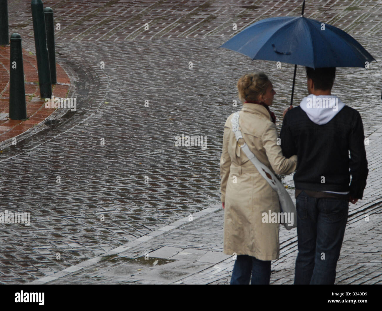 couple walking in the rain Stock Photo - Alamy
