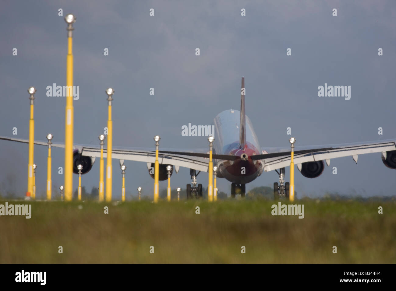 Approach lighting system hi-res stock photography and images - Alamy