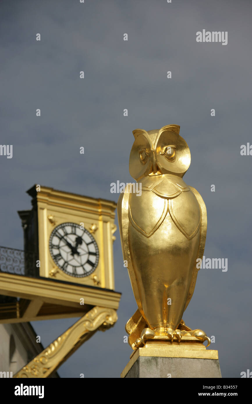 Leeds civic hall golden clock hi-res stock photography and images - Alamy