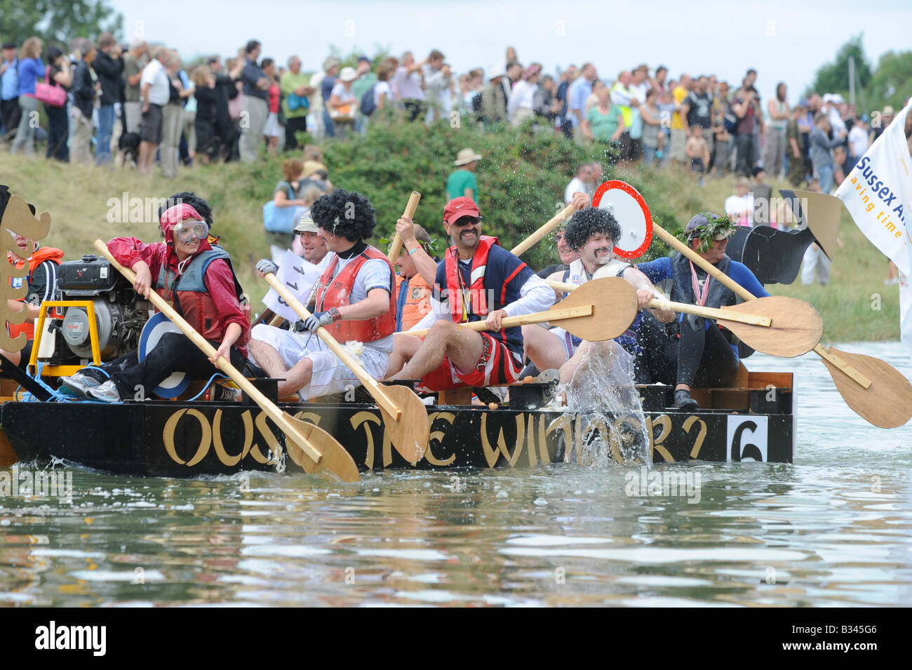 Raft race competitors rowing river hi-res stock photography and images ...
