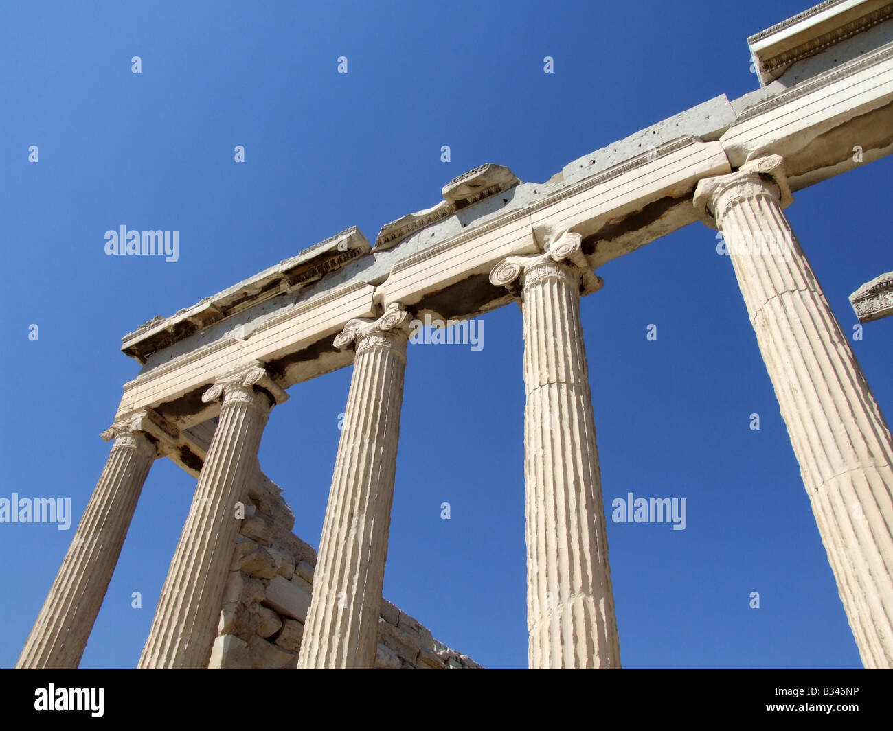 the erechteion by the parthenon in athens greece Stock Photo - Alamy
